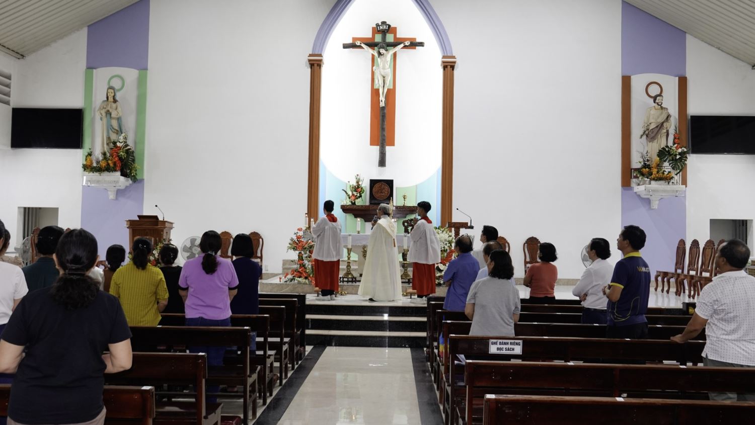 Ban Caritas giáo xứ Nhân Hòa tĩnh tâm và Chầu Thánh Thể